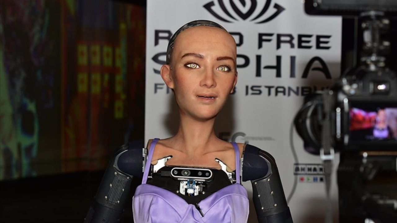 Dünyada vatandaşlığa kabul edilen ilk robot Sophia, Antalya'da tanıtıldı